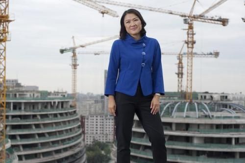 Тарчиг ядуу амьдралаас боссон дэлхийд цуутай тэрбумтан эмэгтэй