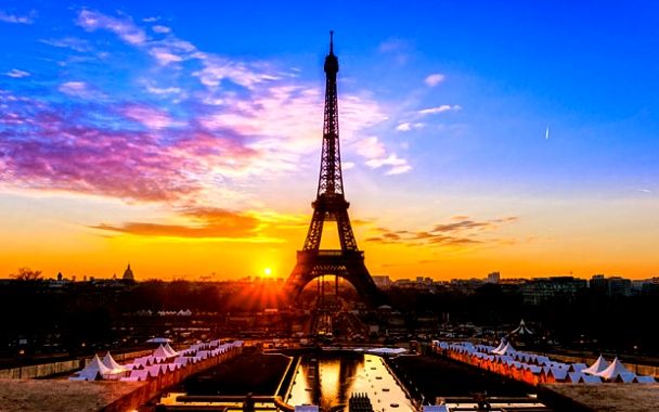 Эйфелийн цамхагтай эмэгтэй хүн гэрлэж байжээ