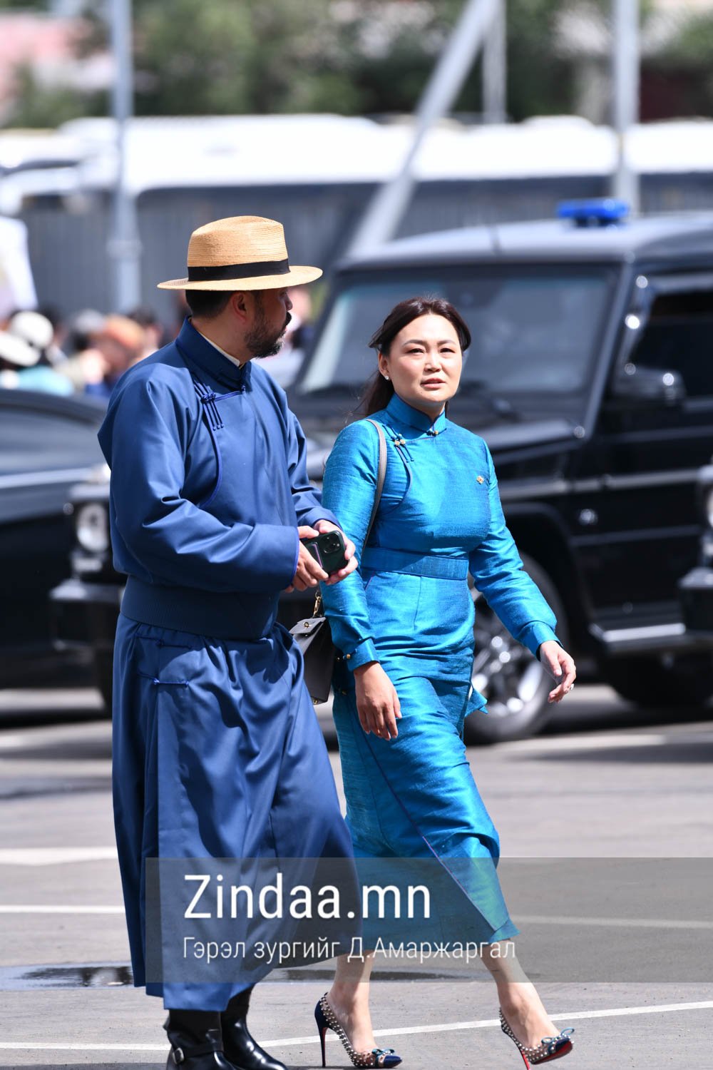 Номин, цэнхэр өнгө Ч.Номин сайдын сонголт